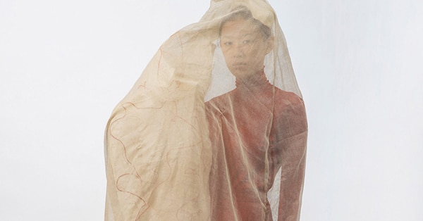 Violet Zhou nos traslada a diferentes estados mentales a través de sus ...